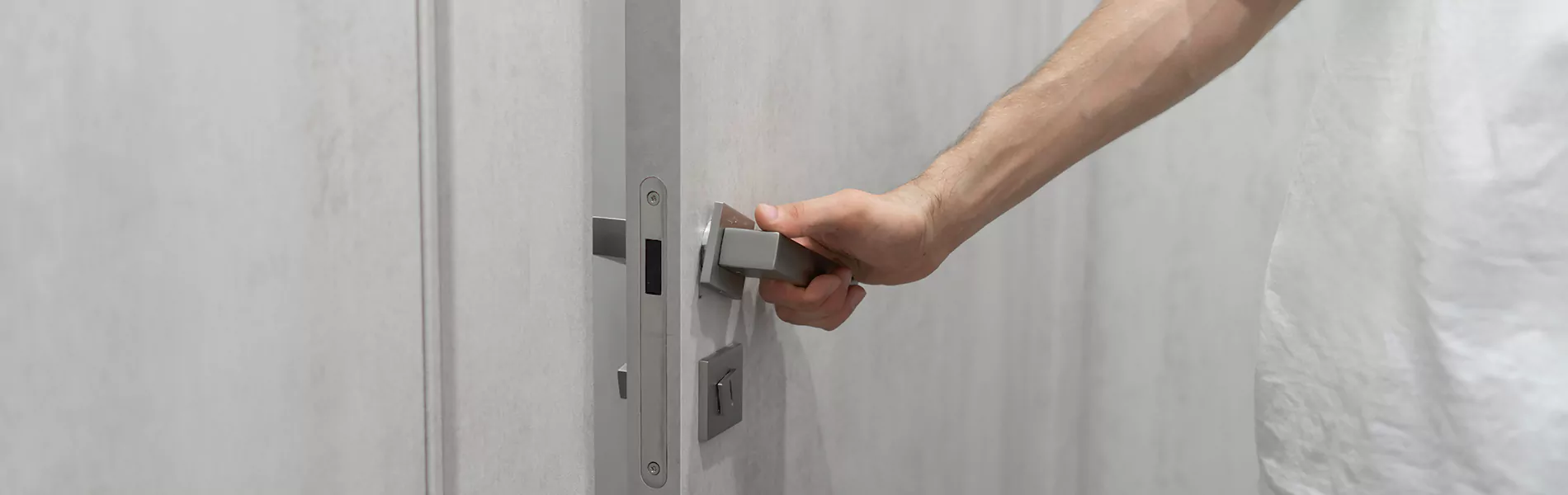Push to Lock Door Val Caron - Push to Lock Door Installation